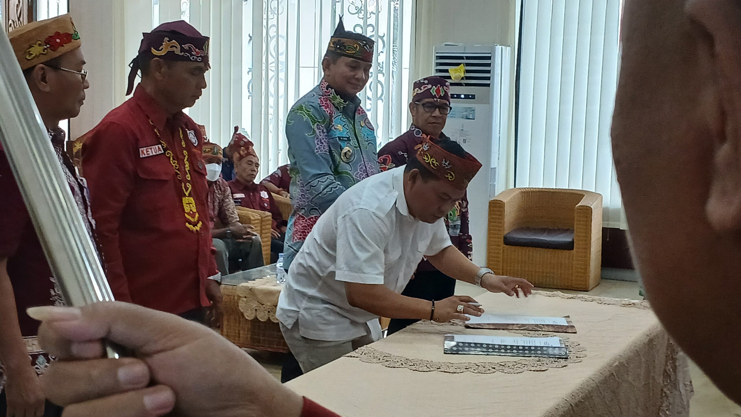 Pelantikan Bertulumeus Jadi Momentum Persatuan Warga Dayak – Sinar Barito