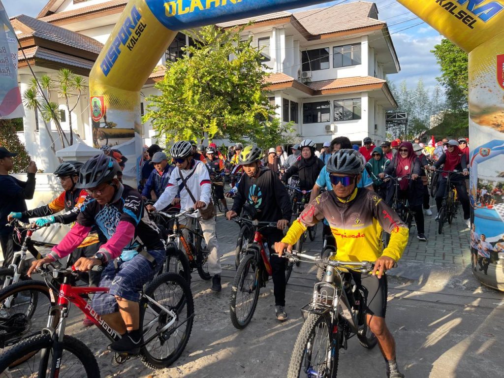 Ratusan Ustadz-Ustadzah Meriahkan Gowes Milad ke-48 BKPRMI Kalsel ...